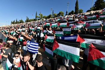 Το σύνθημα «Λευτεριά στην Παλαιστίνη» αντήχησε μέσα και έξω από το ...