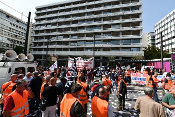 Κλιμακώνουν τον αγώνα τους για την εργασία και τα δικαιώματά τους ...