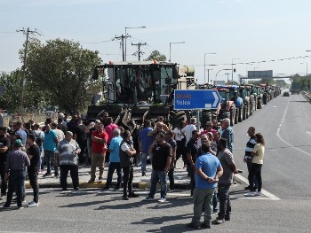 Εκατοντάδες αγρότες με τα τρακτέρ τους απαίτησαν άμεσα μέτρα στήριξης ...
