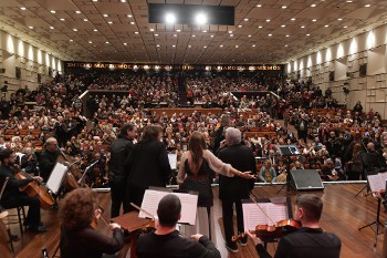 Ανεπανάληπτο ταξίδι στο βαθύ μουσικό πέλαγος του Μάνου Χατζιδάκι ...