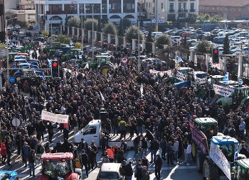 Πολιόρκησαν μαζί με εργαζόμενους το λιμάνι της Θεσσαλονίκης | 2025 ...