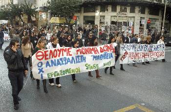Ρίχνουν χιλιάδες ανασφάλιστους στη ... «δίκαιη αγορά» εργασίας ...
