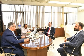 Με το προεδρείο της Ενωσης Δικαστών και Εισαγγελέων συναντήθηκε ο Δ ...