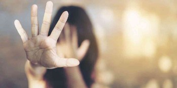 «Εκτός κάδρου» κρίσιμα ζητήματα για την προστασία των γυναικών από τη ...